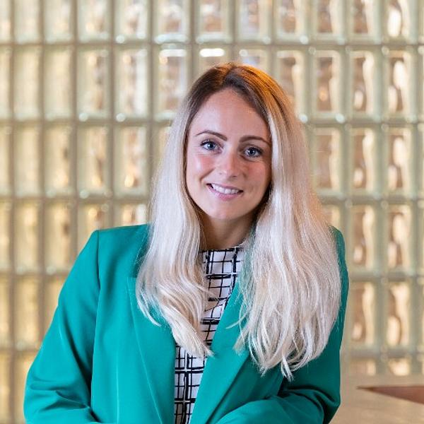 Hannah Waters' Investing Profile - Business Growth Fund Investor | Signal