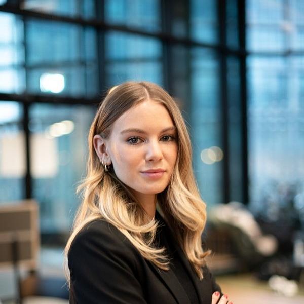 Julia Hubo's Investing Profile - Embedded Capital Investor | Signal